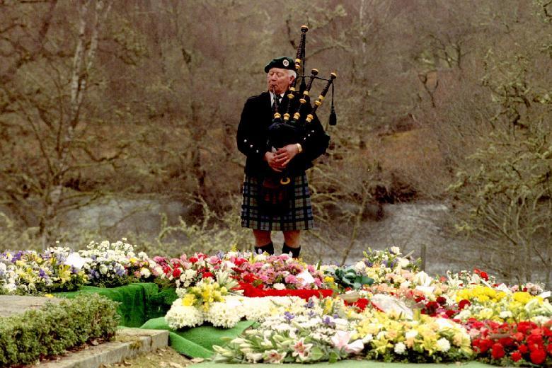 Fraser, Simon Christopher Joseph Fraser, 15e Lord Lovat “Shimi Lovat ...